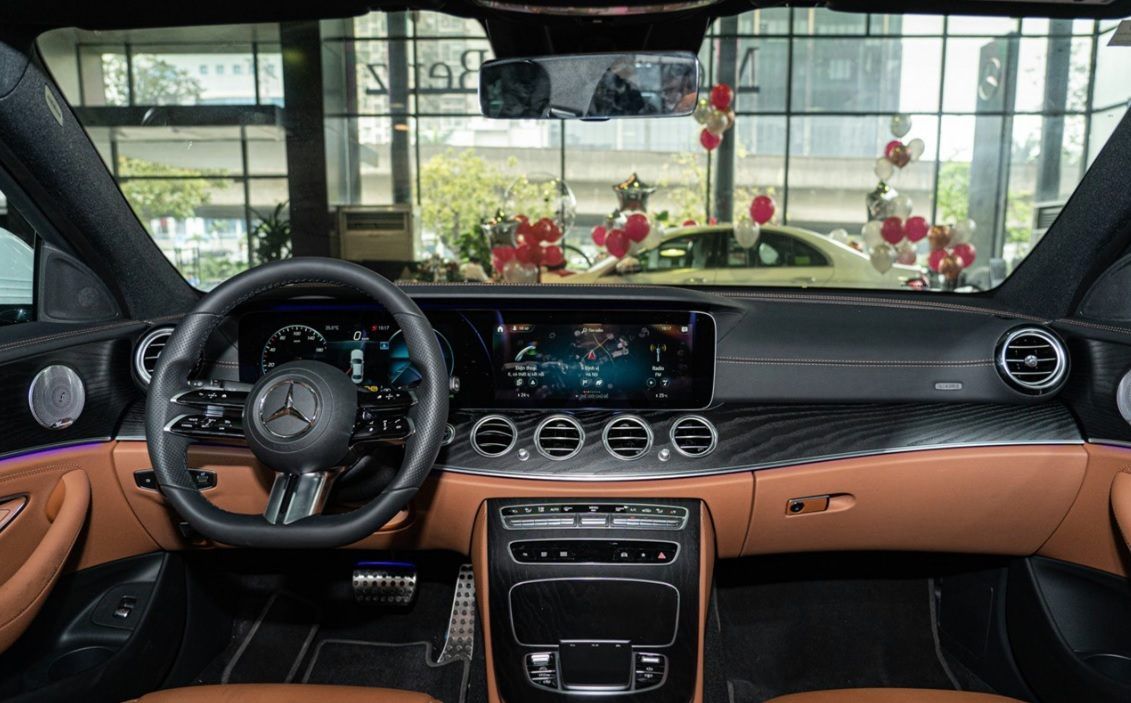 Mercedes E300 AMG 2022 cải tiến toàn bộ tính năng, công nghệ